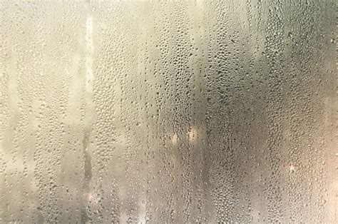 응축수는 플라스틱 창 유리에 떨어집니다 새 플라스틱 창에 응축 및 금형의 동결 및 형성 설치에 결함이 있습니다 문제 선택적 초점 젖은에 대한 스톡 사진 및 기타 이미지