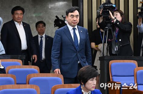 포토 의총 참석하는 돈 봉투 의혹 윤관석 의원