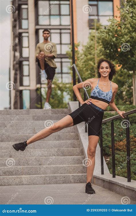 Pareja Joven Haciendo Ejercicio Juntos Y Luciendo Feliz Imagen De Archivo Imagen De Junto