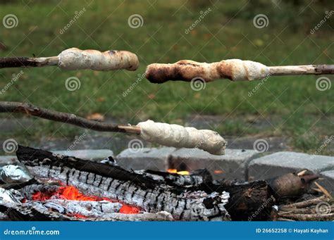 Kampvuur En Het Baksel Van Het Draaibrood Stock Foto Image Of Heet