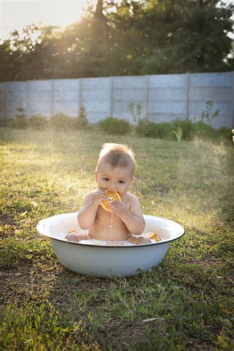 Малыш с апельсином