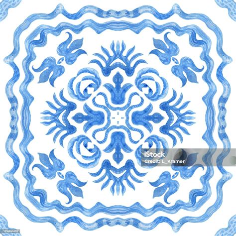 흰색 배경에 인디고 블루 다마스크 매끄러운 패턴을 그린 수채화 지중해 마졸리카 세라믹 페인팅 스타일의 손으로 그린 바로크양식과 꽃 장식이 있는 스페인 타일 벽지 장식 바틱