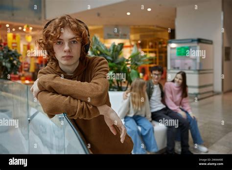Ignoring Friends Group Teen Hi Res Stock Photography And Images Alamy
