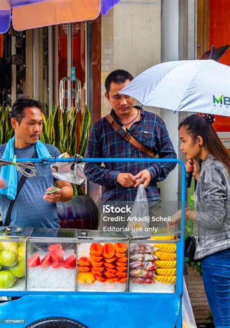 태국 방콕의 길거리 음식 스탠드에서 음식과 과일을 구입 거리에 대한 스톡 사진 및 기타 이미지 거리 과일 관광 Istock