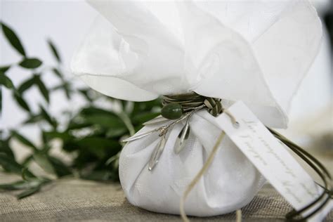 μπομπονιερα λευκη γαζα με ασημενιο διακοσμητικο ελιας Γάμοι Νυφικά