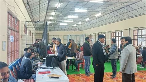 हिमाचलमध्ये कोण मारणार बाजी काही तासांत चित्र होणार स्पष्ट इथे