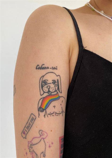 В Краснодаре суд оштрафовал девушку на 200 тысяч рублей за татуировку с собакой в радужном шарфе