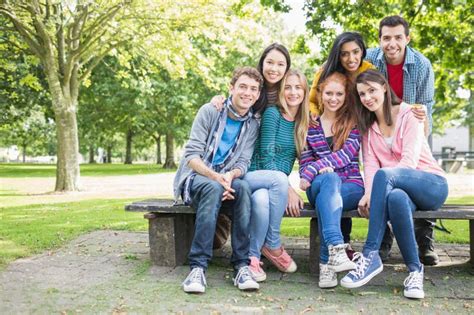 Jeune Groupe De Personnes Heureux Image stock Image du amis américain