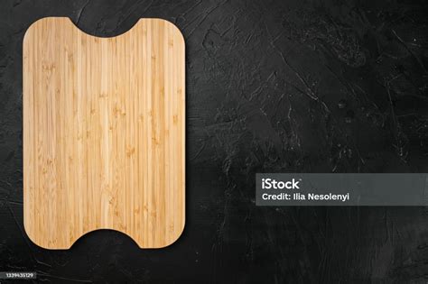 텍스트 또는 음식에 대한 복사 공간에 대한 빈 에 대한 빈 대나무 도마를 사용 상단 보기 평면 누워 검은 어두운 돌 테이블