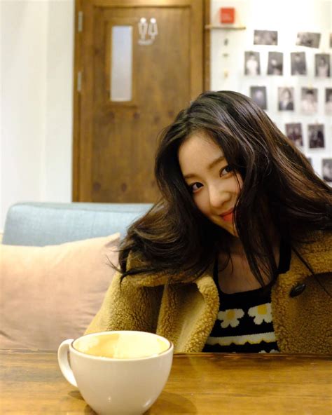밝은 카페 어두운 숙소안 Exedncyj6r 미⑤ Irenerv30329