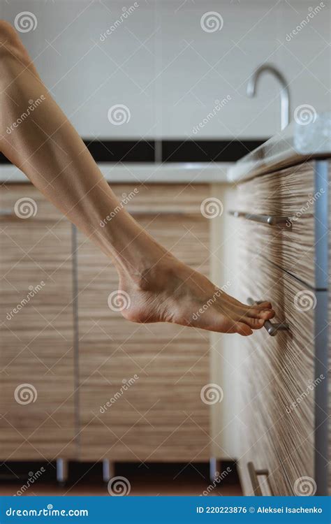 Pierna Femenina Desnuda Apoyada En La Mesa De La Cocina Foto De Archivo Imagen De Pies