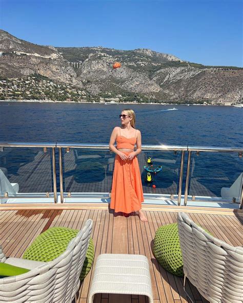 Emma Roberts R Celeb Barefoot