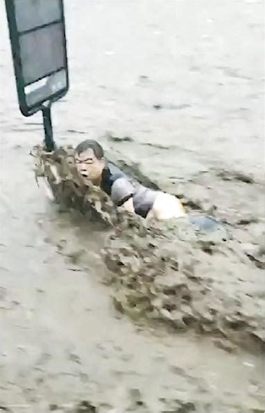 暴雨山洪山泥傾瀉 北京最少兩死 有商場外圍地陷 公路塌方汽車冲走 20230801 中國 每日明報 明報新聞網