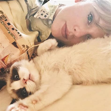 Taylor Swifts Cutest Photos With Her Cats Benjamin Button Olivia And