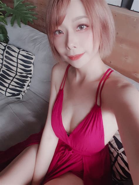 【ev女孩】台灣 Coser 就是辣！170 Cm「甘娜」解放「雪乳、蜜臀」！黑絲長腿超性感 Ev撲克官網