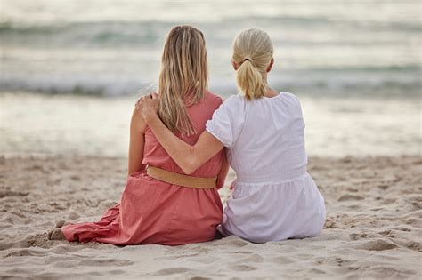 백인 어머니와 딸이 함께 해변의 모래에 앉아서 경치를 바라 보는 유대감의 뒷모습 후면에 대한 스톡 사진 및 기타 이미지 후면