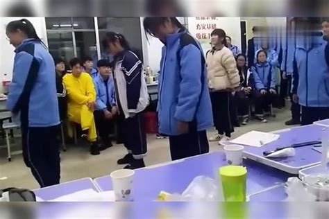 小姐姐们胆子真大在班主任面前这么嗨我只顾着偷看门口的班草