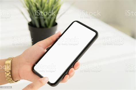 스마트 폰을 들고 있는 여성의 손과 화면은 비어 있고 소셜 네트워크 컨셉으로 광고를 위한 공간을 복사합니다 개념에 대한 스톡