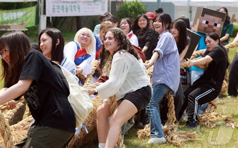 영산줄다리기 참여한 외국인 학생 뉴스1