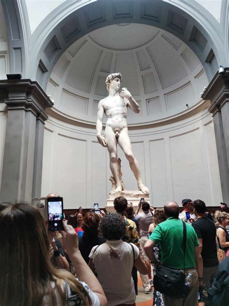 Туризмът превърна Флоренция в проститутка заяви директорка на музей в града Площад Славейков