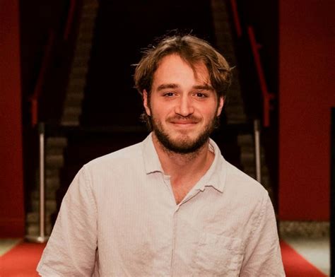 Un Jeune Cinéaste Accusé Pour Le Meurtre De Sa Mère à Montréal Jdm