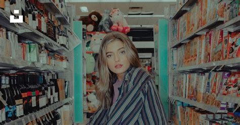 흑백 줄무늬 긴 소매 셔츠와 파란색 데님 청바지에 앉아 회색 여자 사진 Unsplash의 무료 네브라스카 이미지