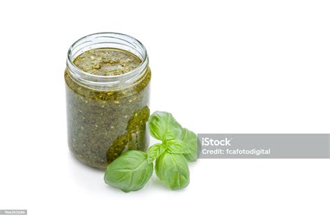 Pesto 소스 흰색 배경에 고립의 유리 용기 페스토 소스에 대한 스톡 사진 및 기타 이미지 페스토 소스 항아리 0명