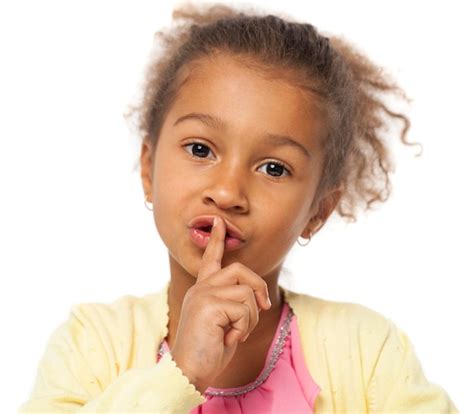 Junge schöne afrikanische Kleine hat den Zeigefinger auf Lippen
