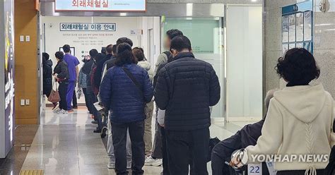 붐비는 외래 채혈실