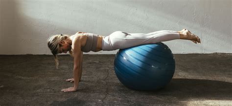 Упражнения на бицепс с гантелями штангой в тренажерном зале и в домашних условиях