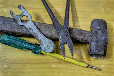 锤子、钳子、扳手、螺丝刀