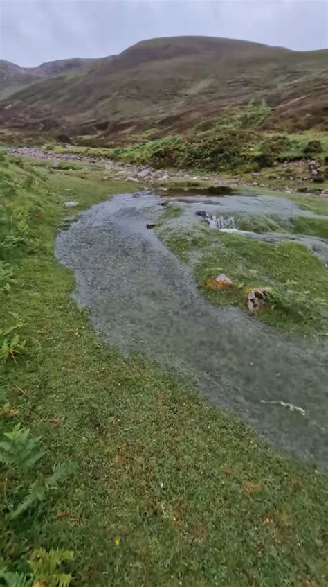 ハイキング中に奇妙な水流を発見した男性そこで水中を覗いてみると地球の神秘を知ることに海外動画 ガジェット通信 GetNews