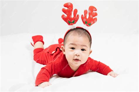 Premium Photo Portrait Of Cute Girl Lying On Bed