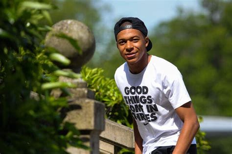 Equipe De France Edf Kylian Mbappé Est Arrivéà Clairefontaine