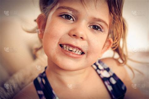 小女孩露出缺牙。