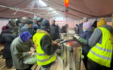 У наметі обігріву на Дарницькому вокзалі годують надають медичну