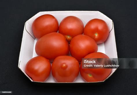 골판지 상자에 빨간 토마토입니다 검은 배경에 가게에서 토마토를 포장합니다 건강한 생활방식에 대한 스톡 사진 및 기타 이미지
