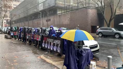 特战时讯 On Twitter 全球战友自发抗议与中共勾结的美国律所律师 今天是自发抗议的第26天，纽约磐石农场战友站在风雨里坚如磐石