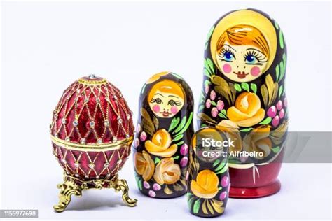 마트레오시카 가족 Matrioska 예술 러시아인형과 러시아 기념품 흰색 배경에 Faberge의 계란 관 사본 개체 그룹에 대한