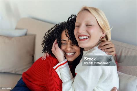 솔직한 다양한 여자 가장 친한 친구 실내서 포옹 가까이 만족 여성 얼굴 긴 분리 후 서로를 보고 기뻐를 그리워 부드러운 순간을