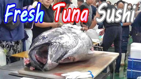 Sell tuna sushi over the counter at Japanese fish store 店頭で解体して売るマグロの