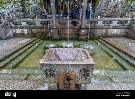 Kyoto, Japon - 11 novembre 2017 : les touristes l'eau potable de la ...