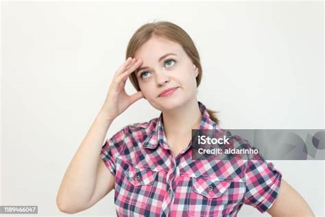 젊은 백인 여자 와 혼란 성가신 좌절 자극적인 표정 감정에 대한 스톡 사진 및 기타 이미지 감정 격노한 눈 굴리기