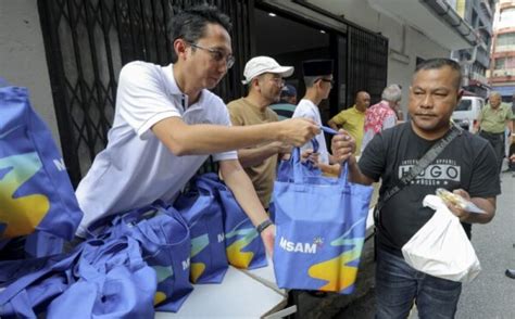 Attana Serah Pek Makanan Kepada Gelandangan Di Chow Kit Kosmo Digital