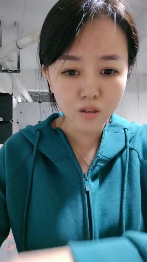 良家小阿姨全程露脸跟狼友互动撩骚，在狼友的指挥下脱光了诱惑狼友，揉捏骚奶子互动骚逼看特写刮逼毛真刺激 91热爆