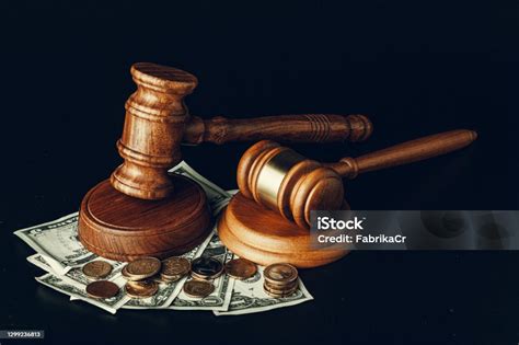 나무 판사는 미국 달러 지폐 클로즈업에 망치 정의 부패 개념 0명에 대한 스톡 사진 및 기타 이미지 0명 개념 나무망치