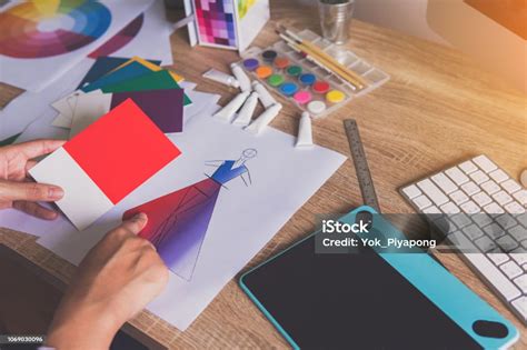 컬러를 들고 패션 디자이너 여자의 손 직장에서 그리기 스케치의 색깔을 확인 하기 위한 카드 안내 크리에이 티브 디자인 개념입니다 개념에 대한 스톡 사진 및 기타 이미지