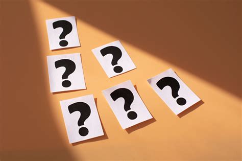 흰색 시트의 물음표입니다 질문 답변 정보 및 브레인스토밍 개념에 대한 Faq 빈도 질문 가리키기에 대한 스톡 사진 및 기타