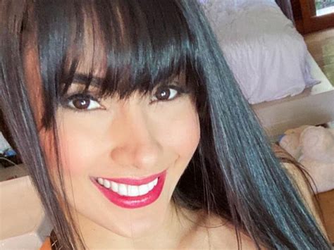 Juliana Caetano do Bonde do Forró empina o bumbum de fio dental