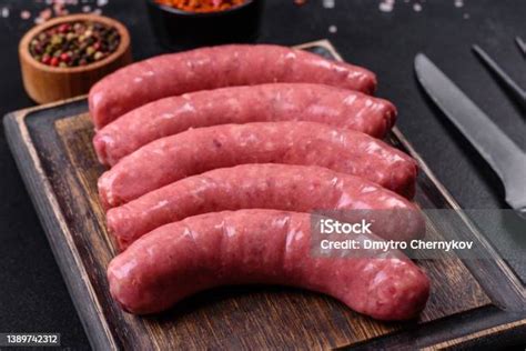 복사 공간이있는 돌 배경의 커팅 보드에 재료가있는 생 소시지 0명에 대한 스톡 사진 및 기타 이미지 0명 건강한 식생활